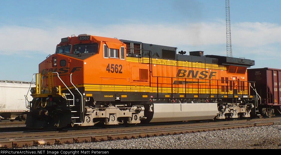 BNSF 4562